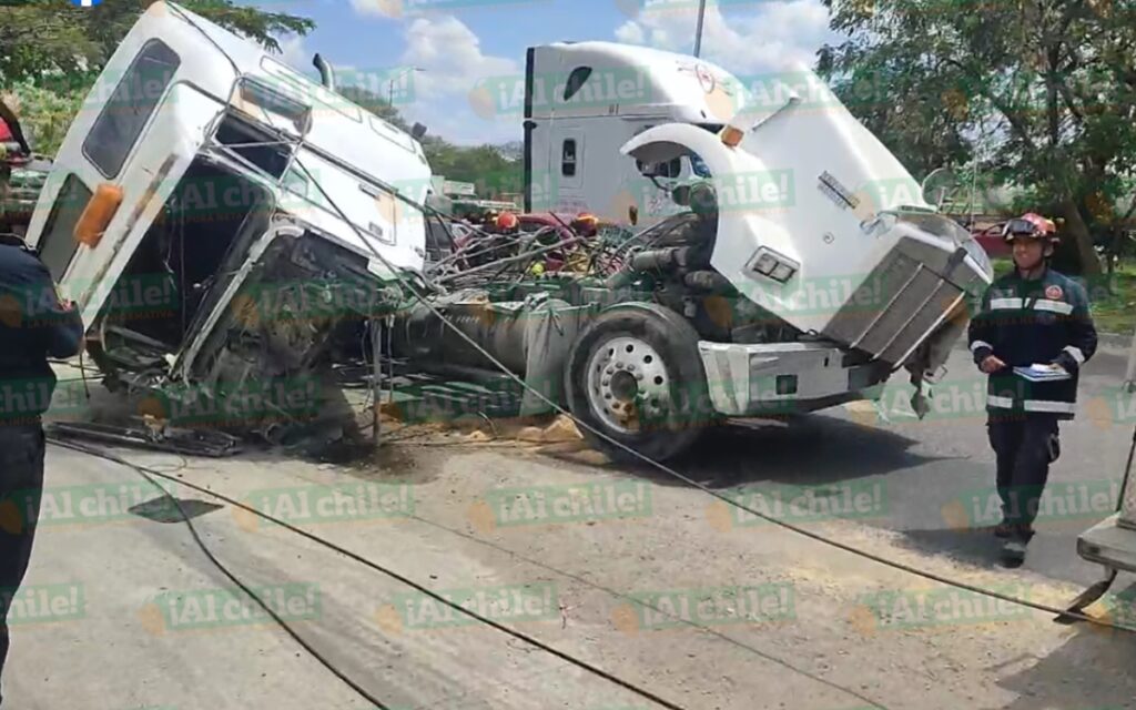 Mérida. Aparatoso choque de tráilers en la avenida Aviación; un ...